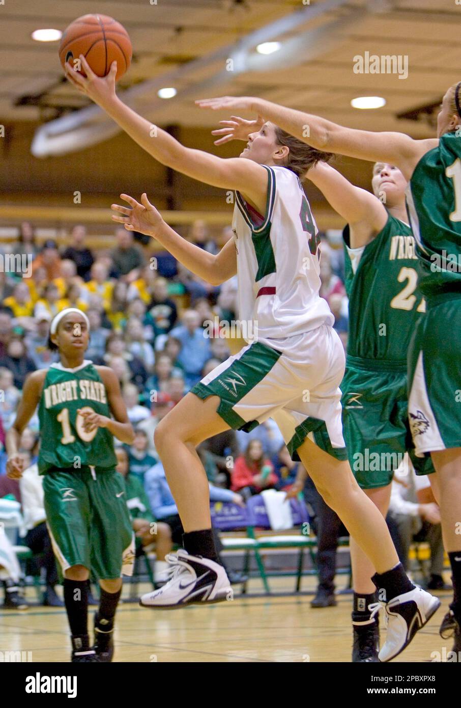 Wisconsin - Green Bay's Amanda Popp, center, gets past the defense of ...