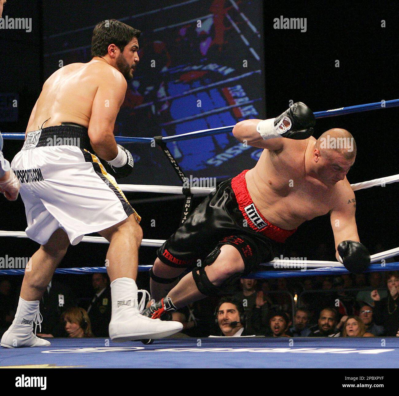 Joe Mesi, left, of Buffalo, N.Y., watches George Linberger, of ...