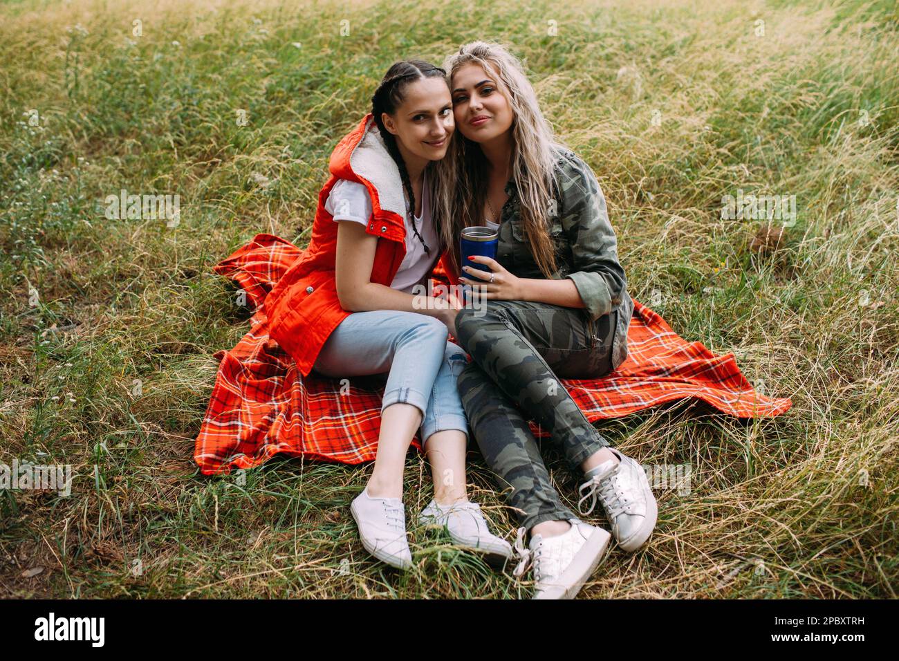 Nature picnic rest women friendship concept Stock Photo - Alamy