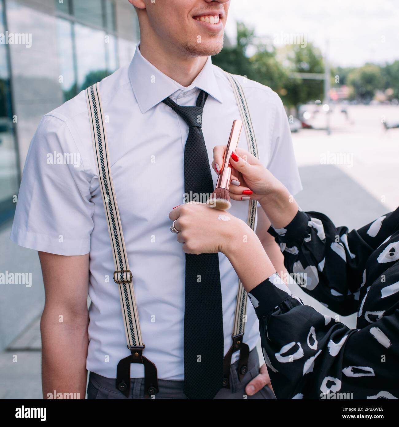 backstage model photoshoot photography stylist fix Stock Photo - Alamy