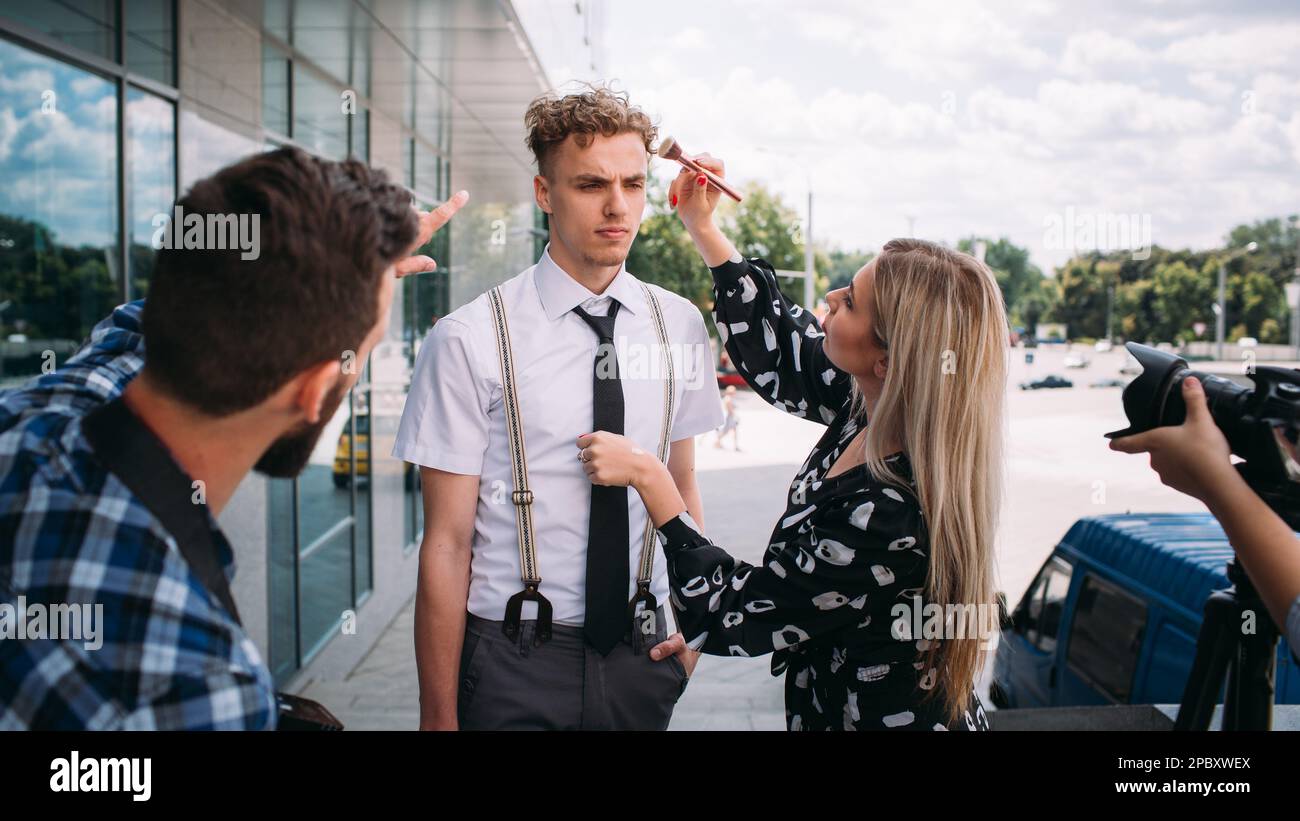 backstage photography stylist teamwork lifestyle Stock Photo - Alamy