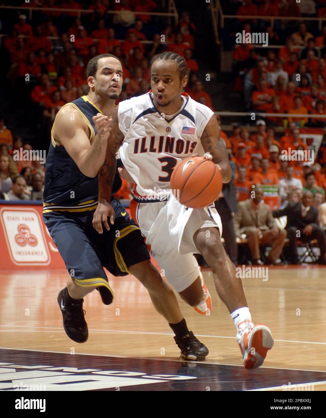 Illinois' Chester Frazier (3) tries to dribble past Michigan's Jerret ...