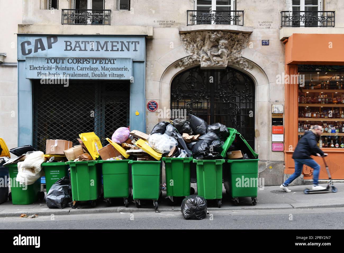 2023 Garbage collection on strike in Paris, France Stock Photo - Alamy