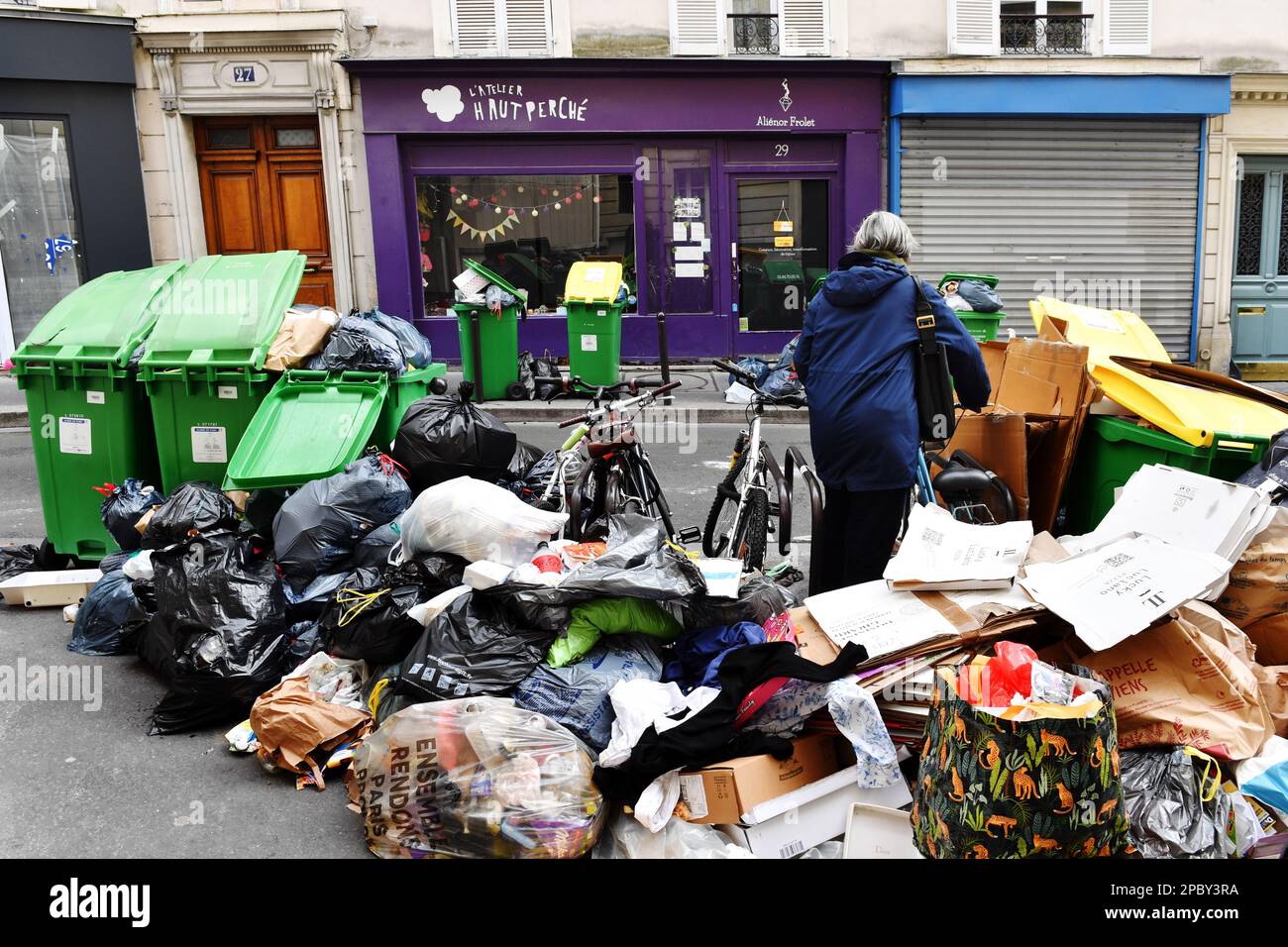 2023 Garbage collection on strike in Paris, France Stock Photo - Alamy