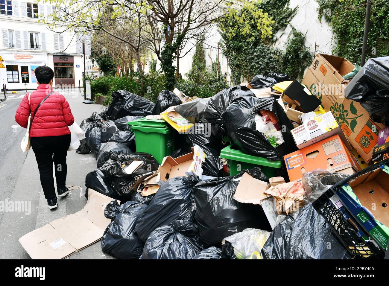 Bags of litter france hi-res stock photography and images - Alamy