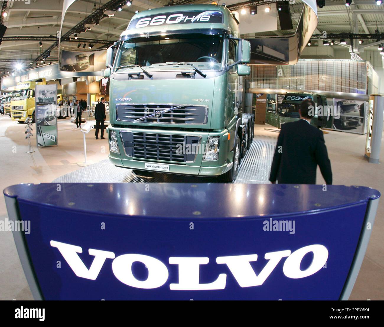 ** ARCHIV ** Ein Mann laeuft am 20. September 2006 auf der 61. IAA Nutzfahrzeuge in Hannover an ...