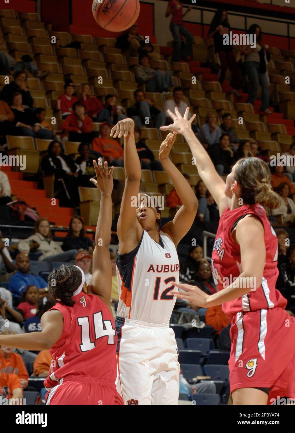 Auburn's Sherell Hobbs, center, shoots over Georgia's Janese Hardrick ...