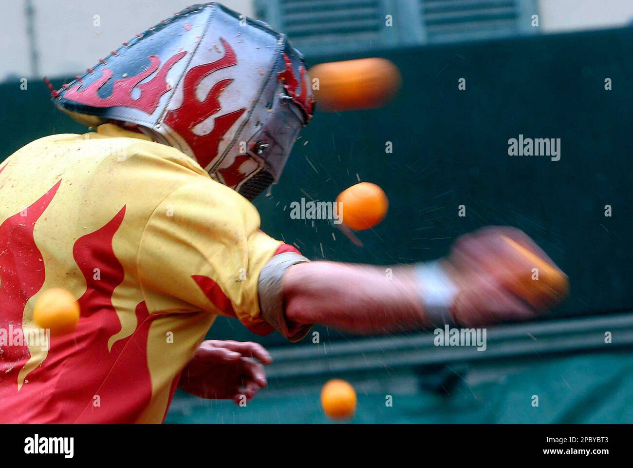 A moment of the "oranges fight" at the traditional carnival in Ivrea ...