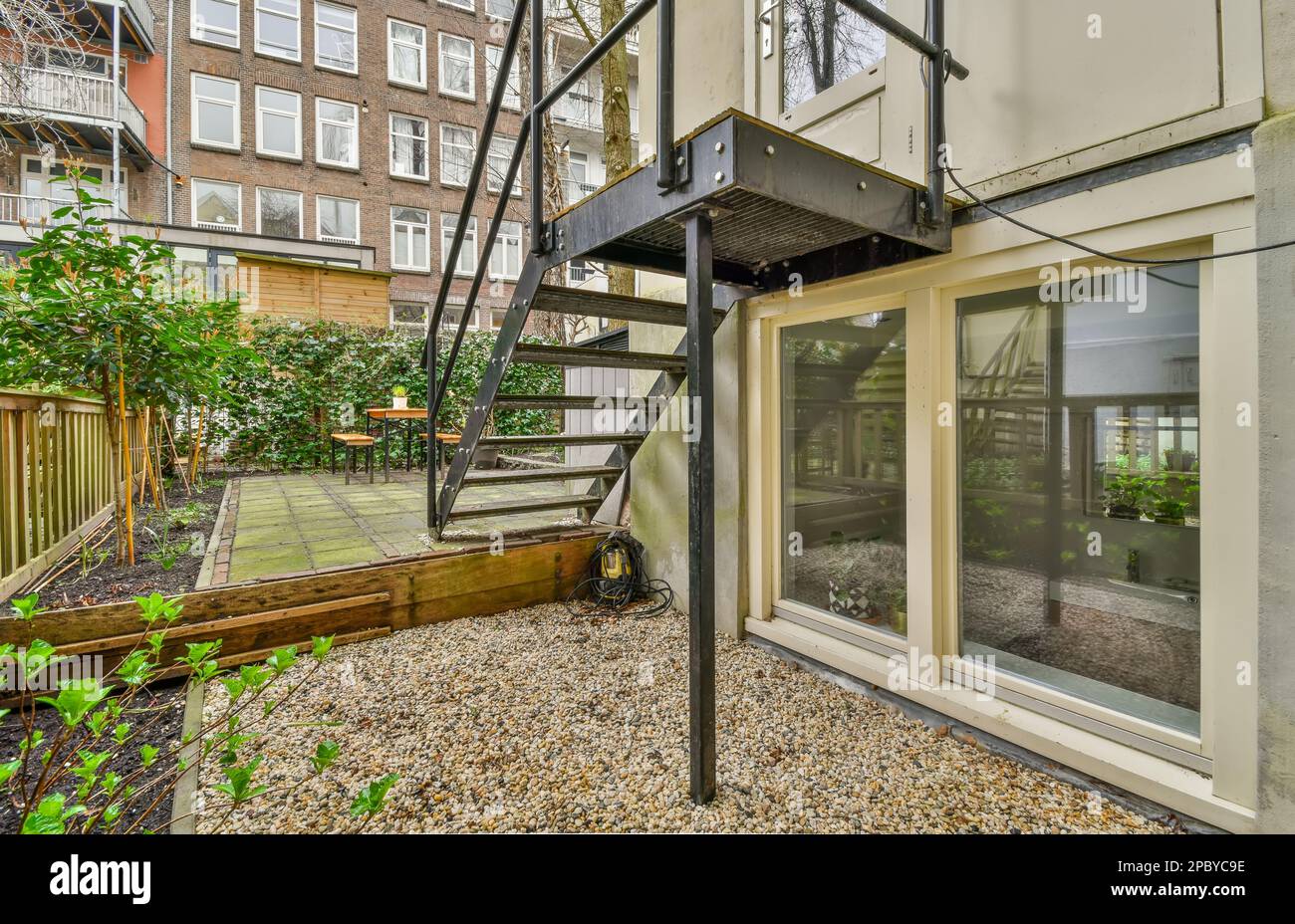 Green metal building hi-res stock photography and images - Alamy