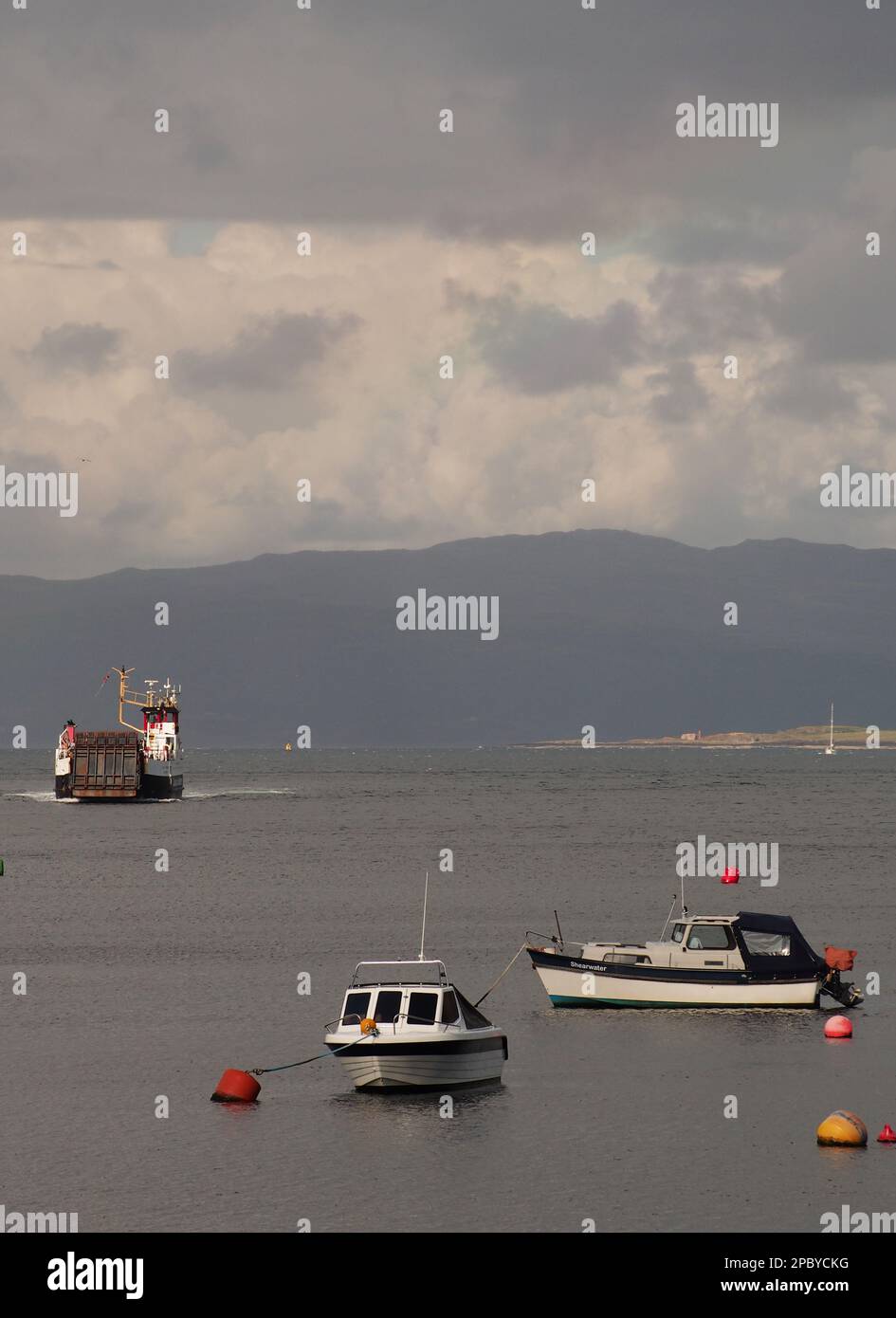Small boats at anchor in the natural seaport at Tobermory, Mull ...