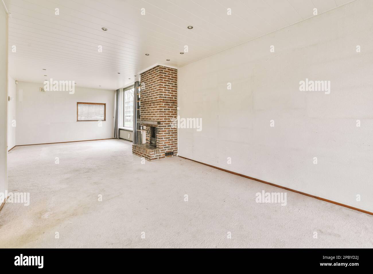 Large empty room fireplace hi-res stock photography and images - Alamy