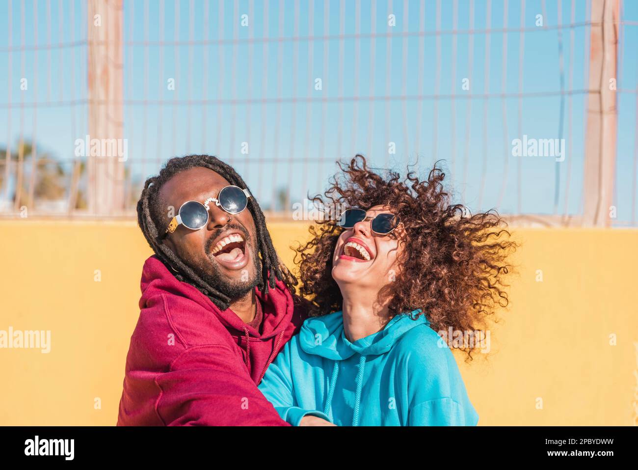 Couple hugging against wall hi-res stock photography and images - Alamy