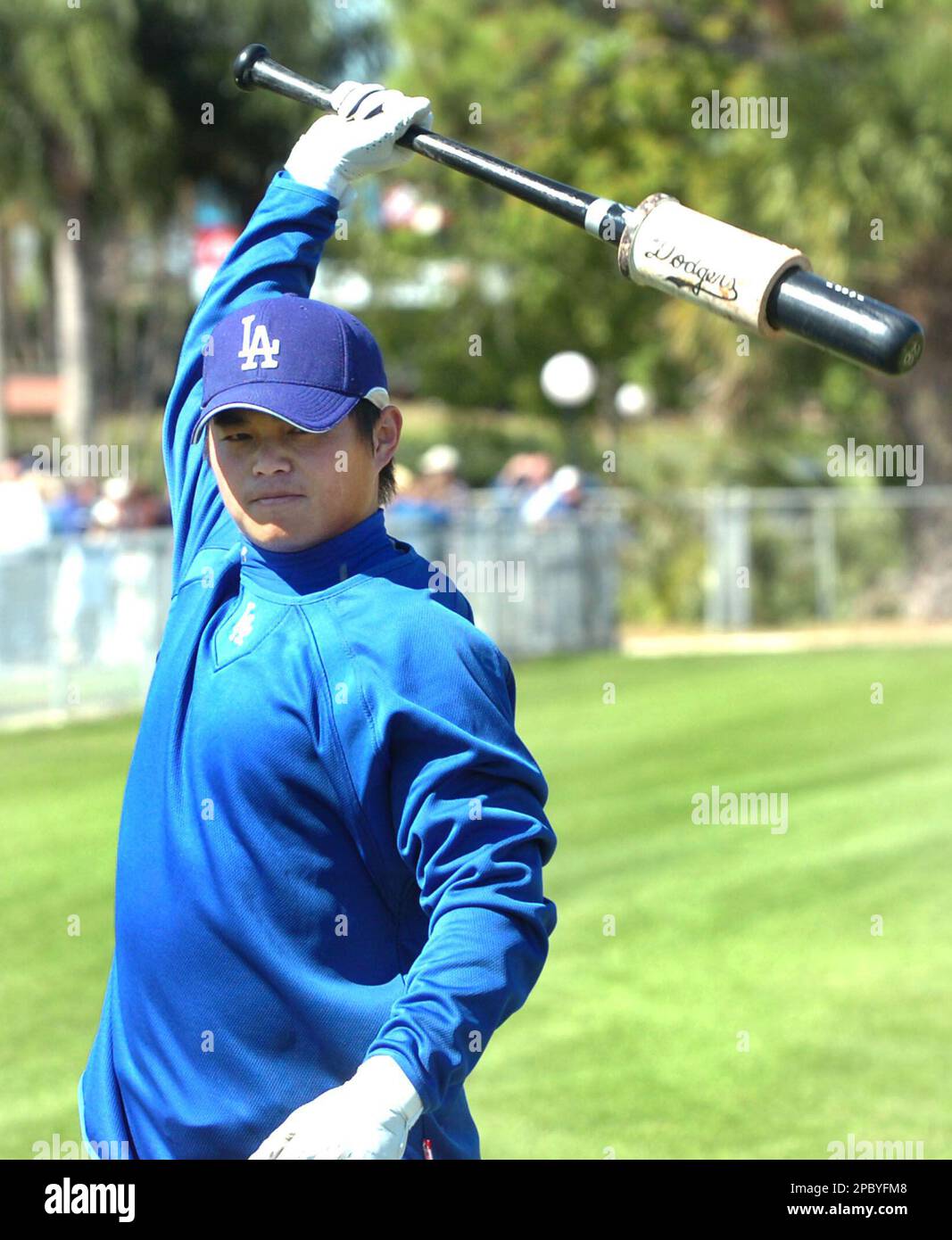 Los Angeles Dodgers infielder Chin-Lung Hu warms up before getting in ...