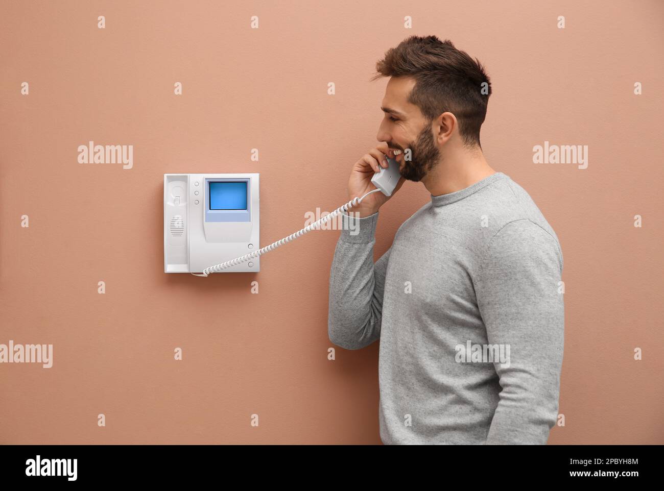 Man answering call door hi-res stock photography and images - Alamy