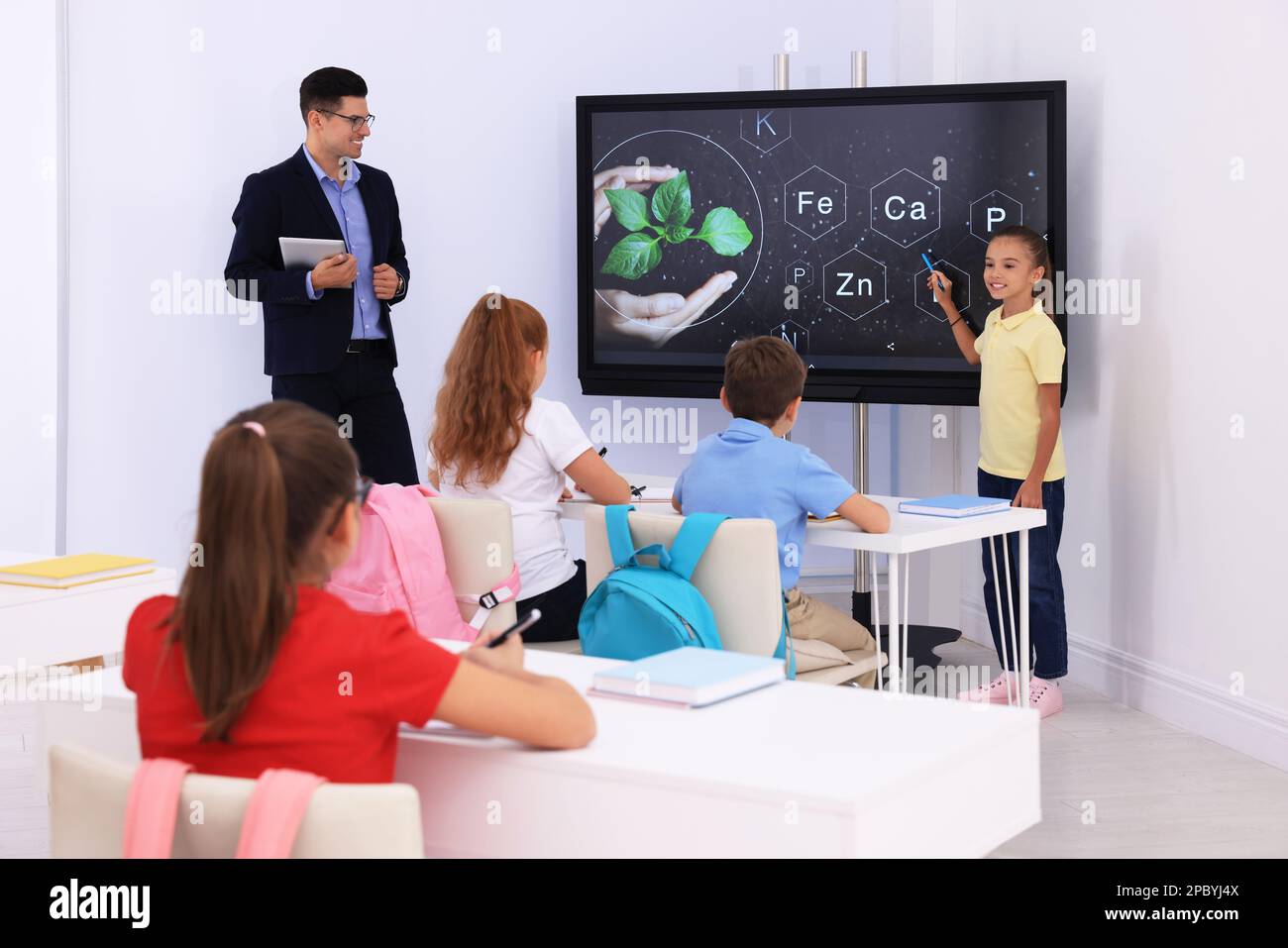 Child using whiteboard hi-res stock photography and images - Alamy