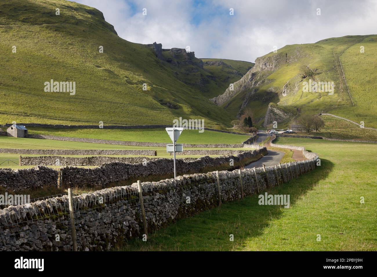 The road to Winnats Pass Castleton Stock Photo - Alamy