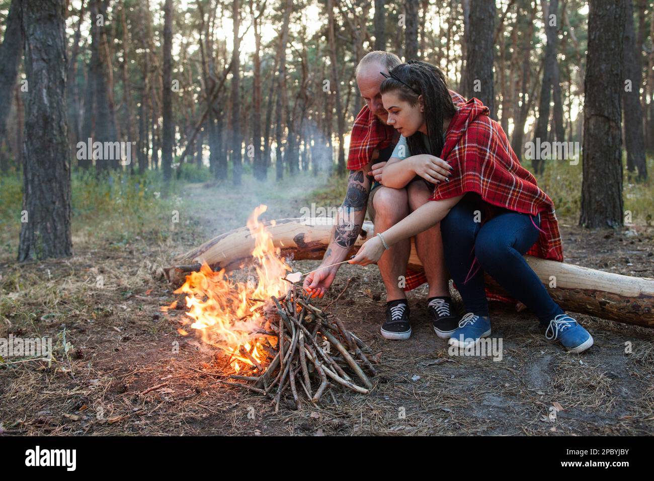 Couple love nature picnic bonfire forest concept Stock Photo - Alamy