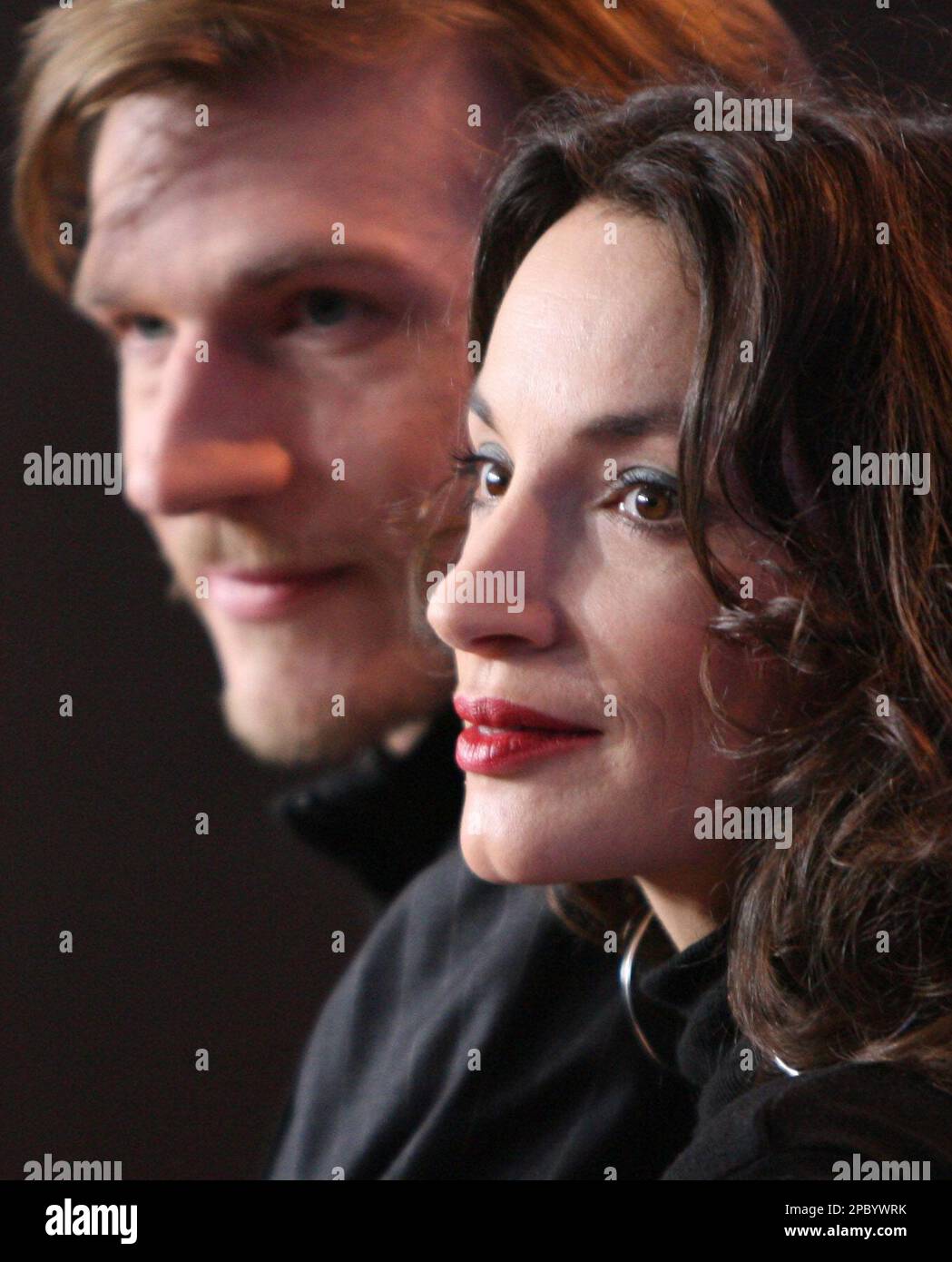 Die franzoesische Schauspielerin Jeanne Balibar, rechts, posiert mit dem franzoesischen ...