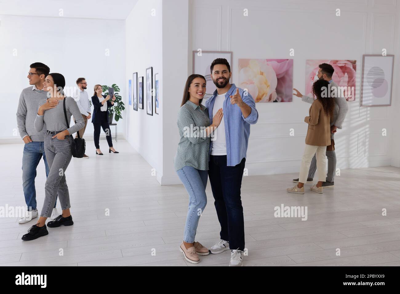People viewing exposition in modern art gallery Stock Photo - Alamy
