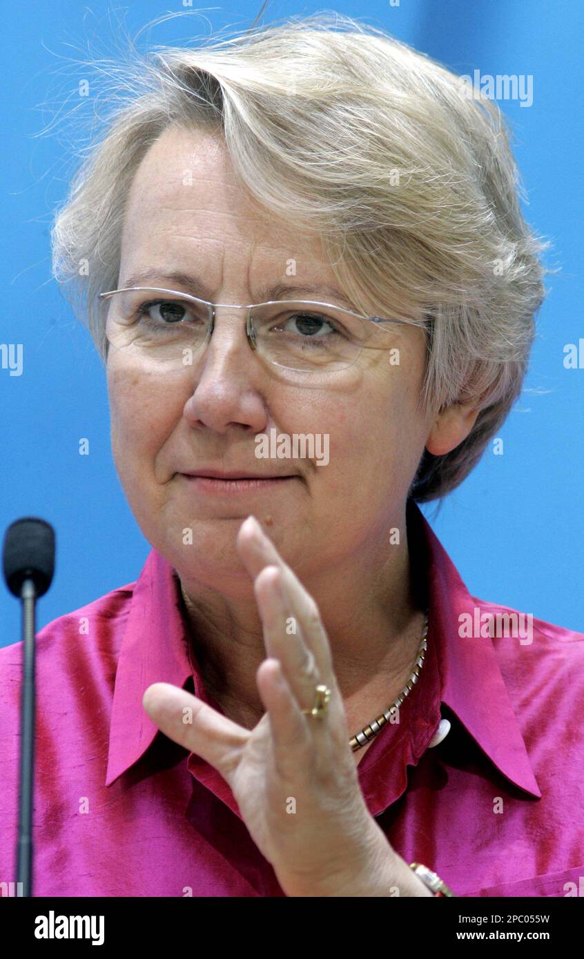 ** ARCHIV ** Bundesbildungsminister Annette Schavan bei einer ...