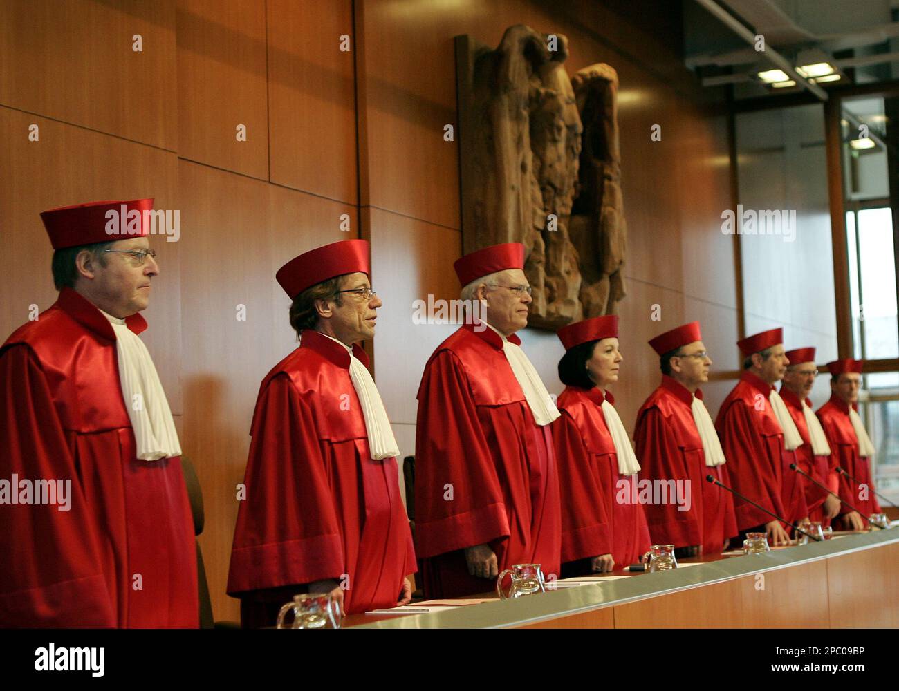 Die Richter des Ersten Senats des Bundesverfassungerichts, von links ...