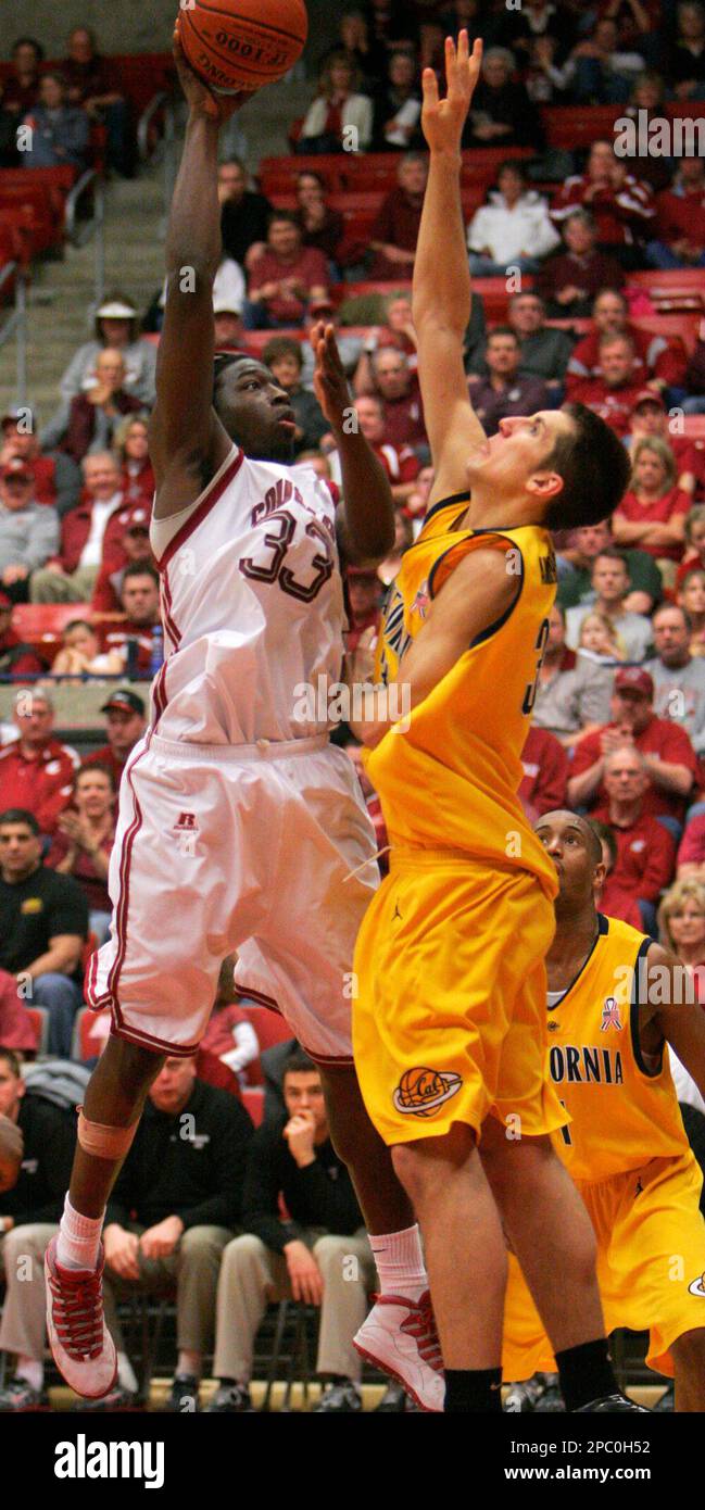 Washington State forward Ivory Clark (33) pulls a jump shot against ...