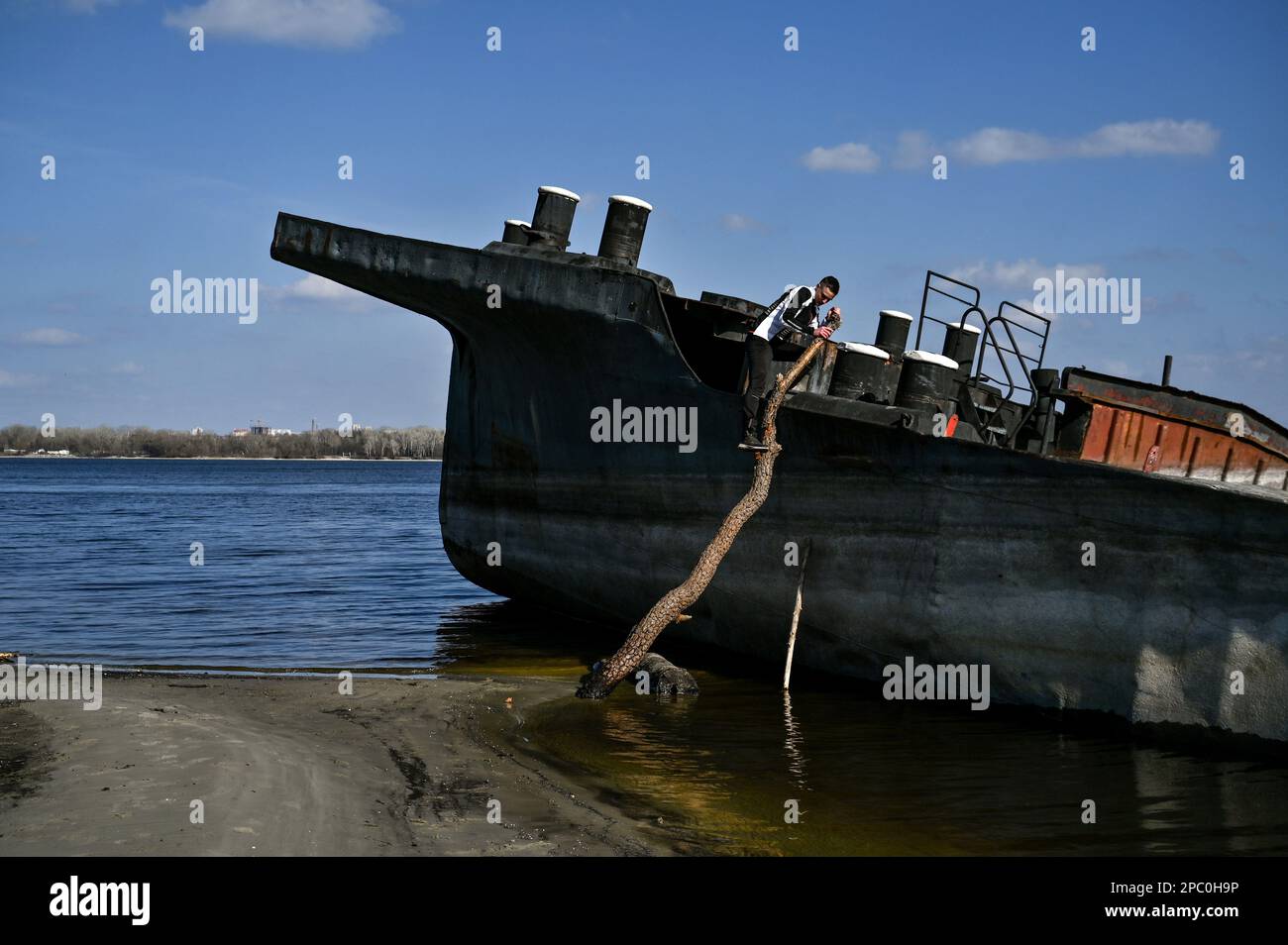 Non Exclusive: ROZUMIVKA, UKRAINE - MARCH 5, 2023 - A man goes down a ...