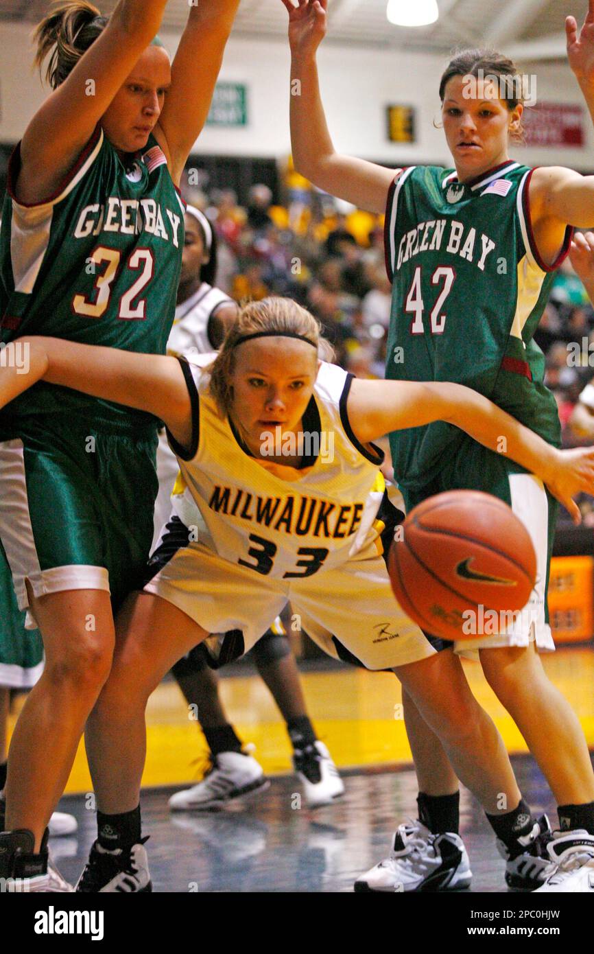 UW-MIlwaukee's Katie Fournier, center, holds off the defense of Green ...