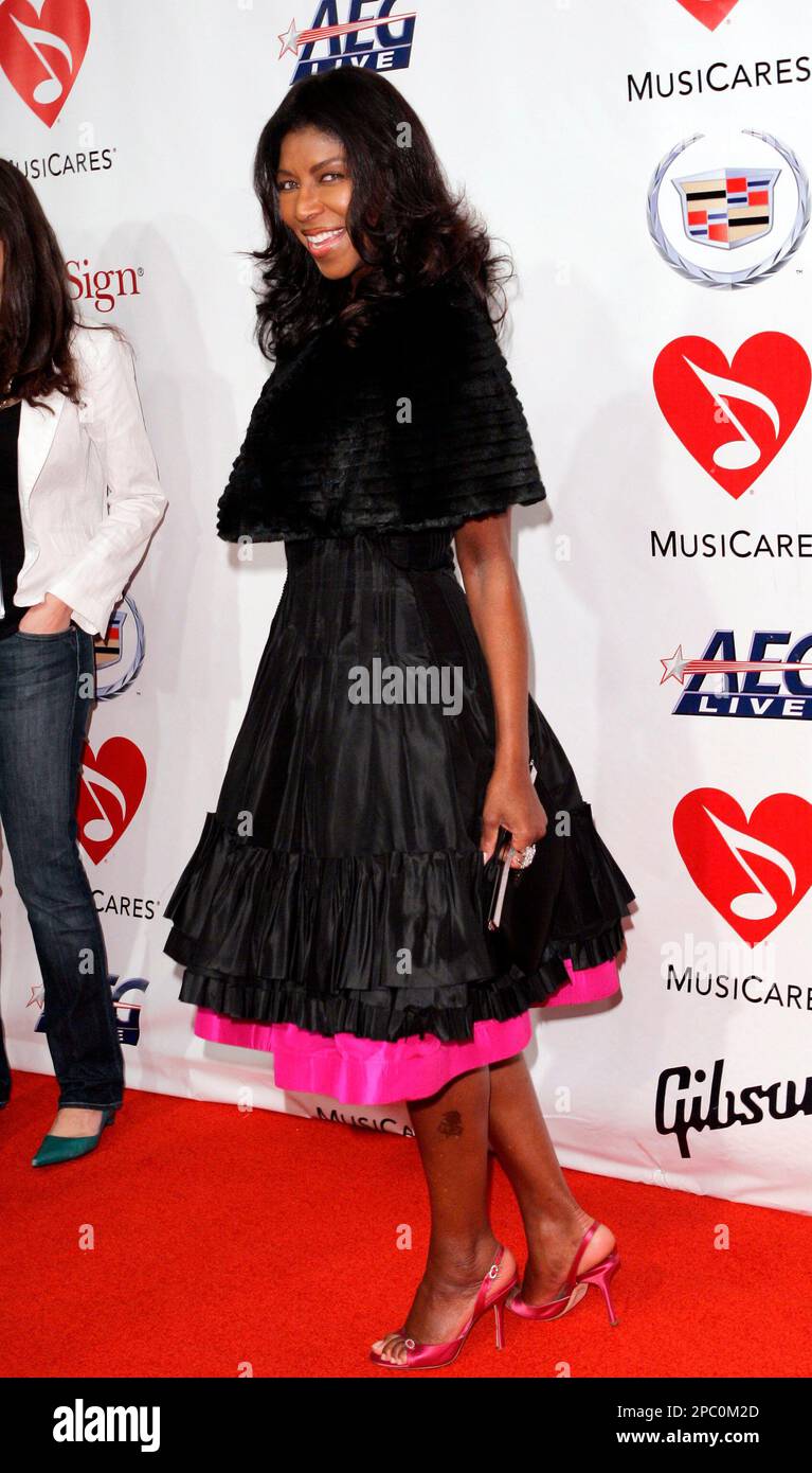 Singer Natalie Cole poses as she arrives for the 2007 MusiCares Person ...