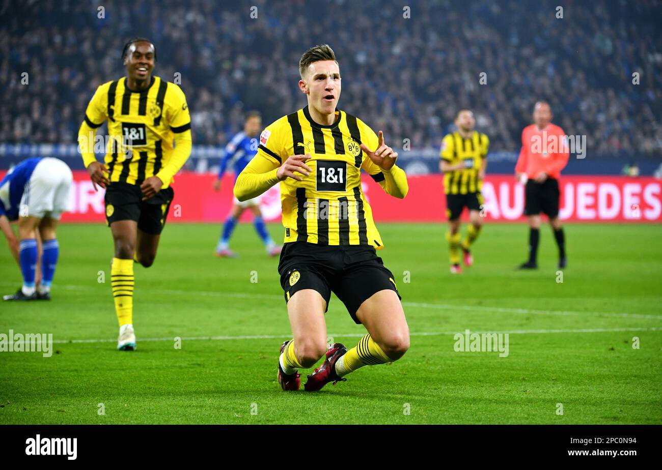 Bundesliga, Veltins Arena, FC Schalke 04 vs Borussia Dortmund; Nico Schlotterbeck (BVB ...