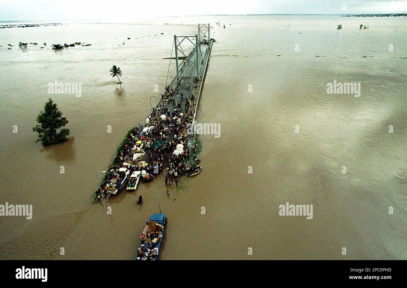 ** FILE ** Hundreds of Mozambicans are cut off during floods in ...