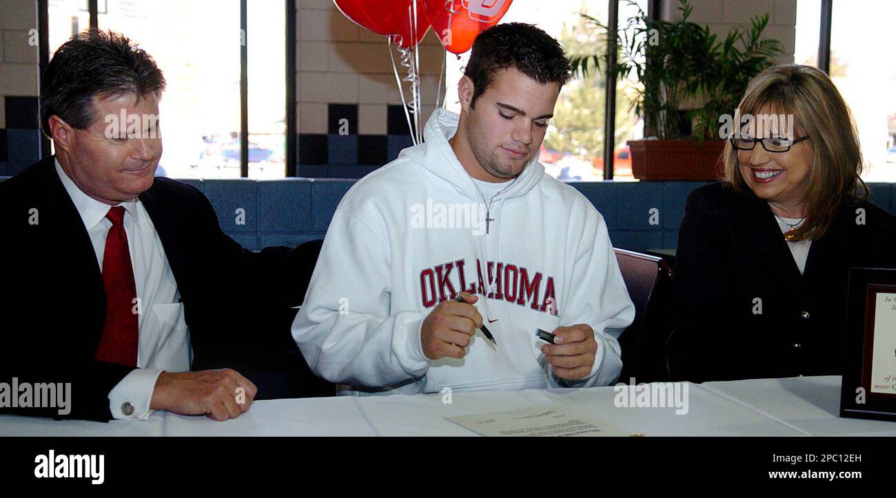 Austin Box, center, signs a letter of intent to play Division I college ...