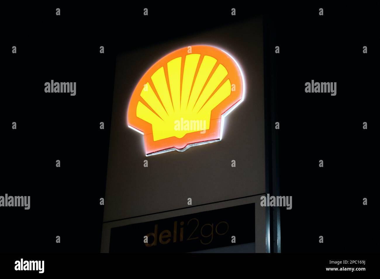 Glowing Shell company logo against the black night sky Stock Photo - Alamy