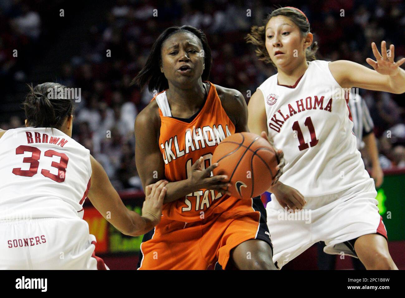 Oklahoma State's Andrea Riley, center, moves between Oklahoma's Britney ...