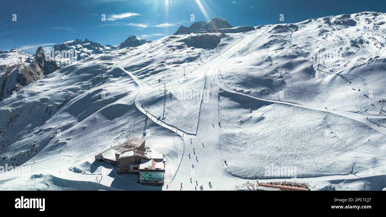 Beautiful Zermatt ski resort with view of the Matterhorn peak Stock ...