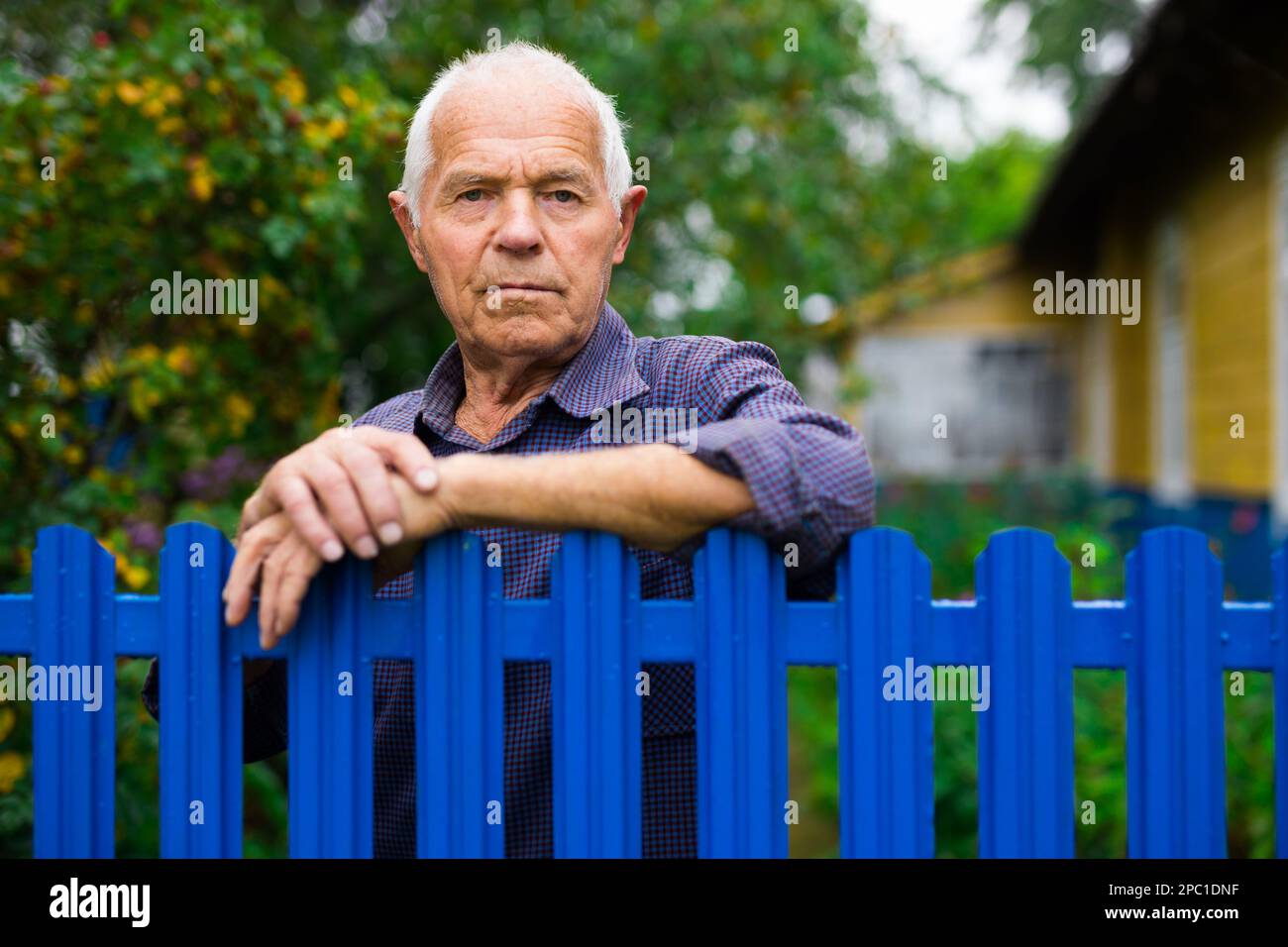 Man leaning on country fence hi-res stock photography and images - Alamy