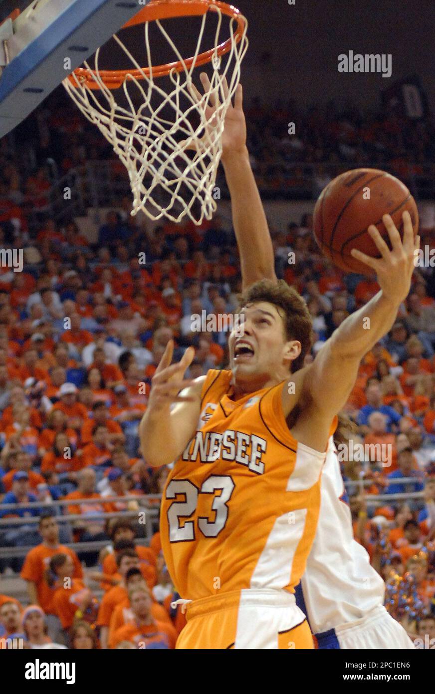 Tennessee's Dane Bradshaw (23) goes for two points as Florida's Joakin ...