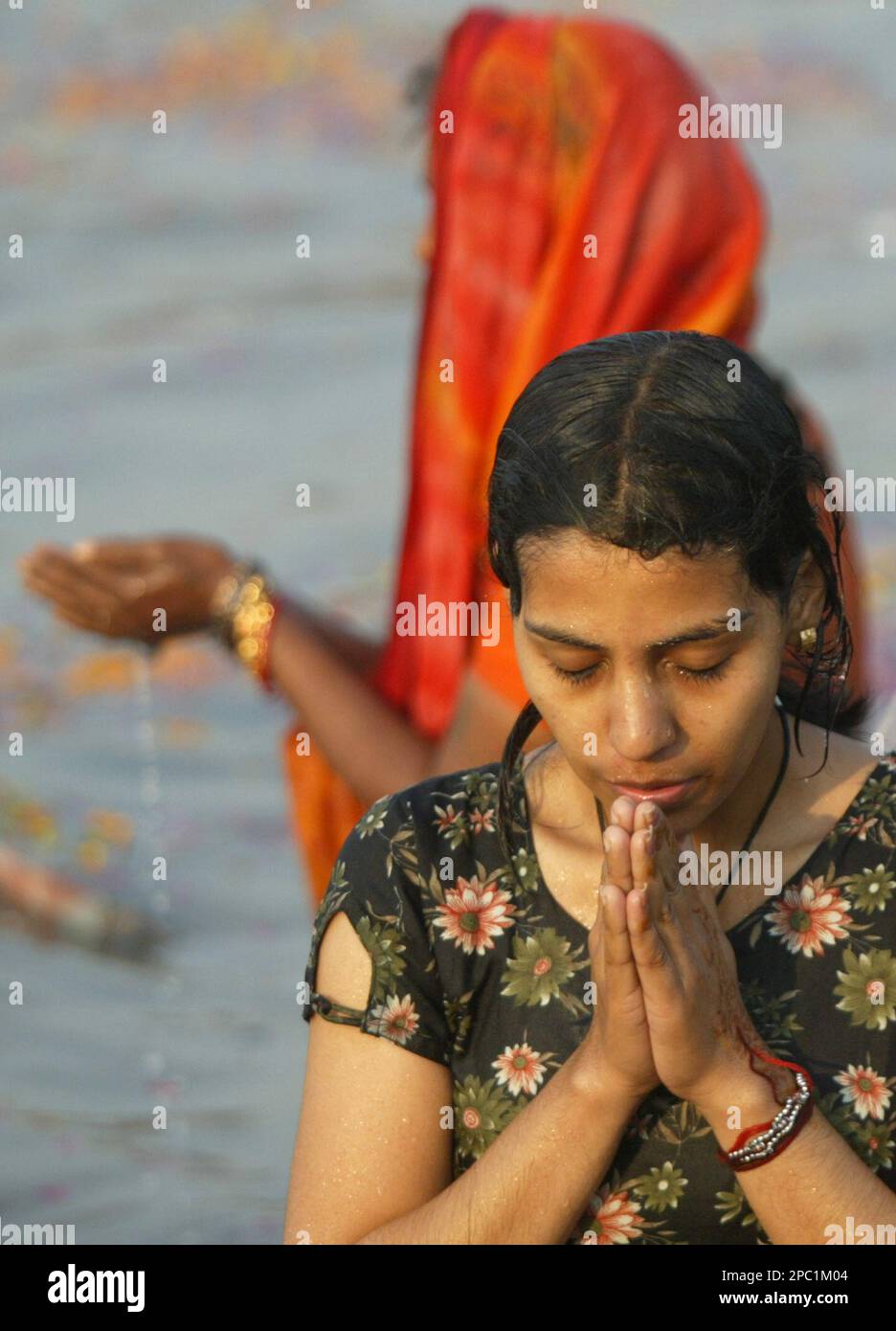 Hindu devotees offer prayers at the confluence of the Ganges, Yamuna ...