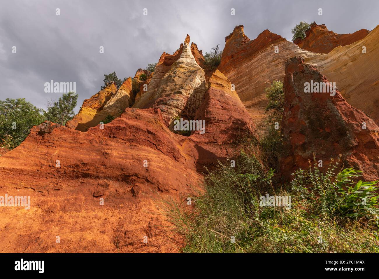 Red ocher cliff in the Luberon in Provence. Roussilon, Vaucluse, France ...