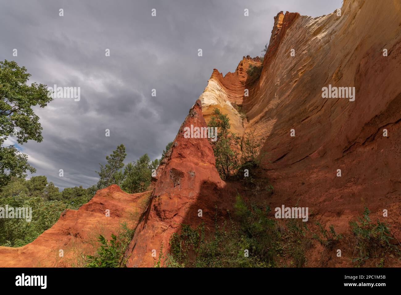 Red ocher cliff in the Luberon in Provence. Roussilon, Vaucluse, France ...
