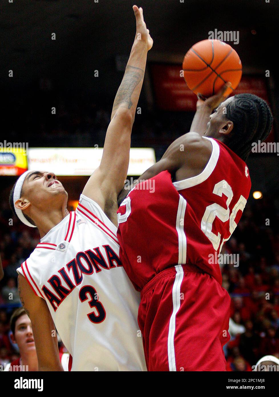 Washington State's Kyle Weaver (25) shots over the defense of Arizona's ...