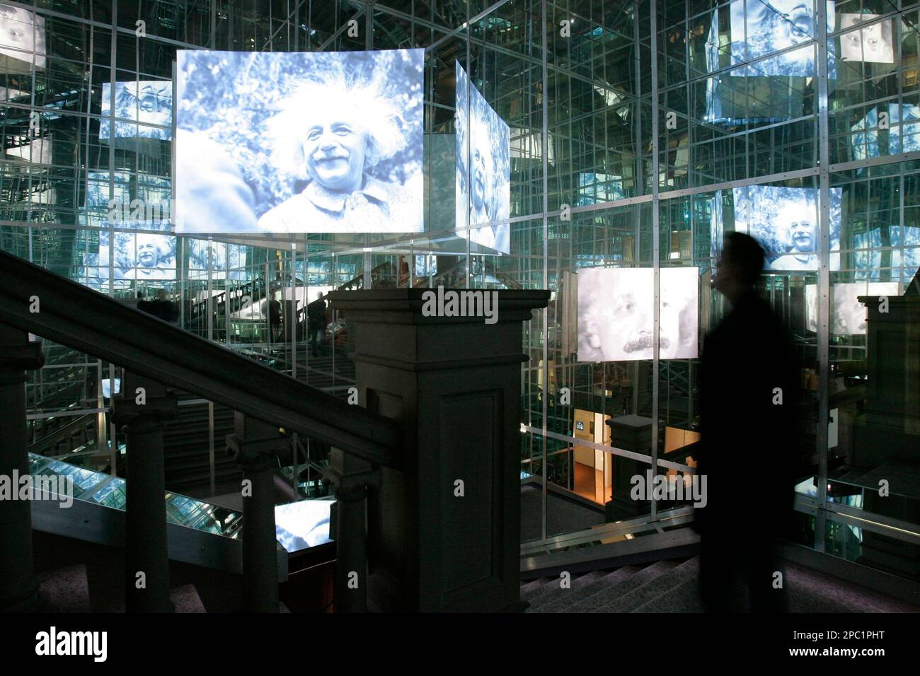 Ein Museumsbesucher betrachtet Fotos von Albert Einstein im ...