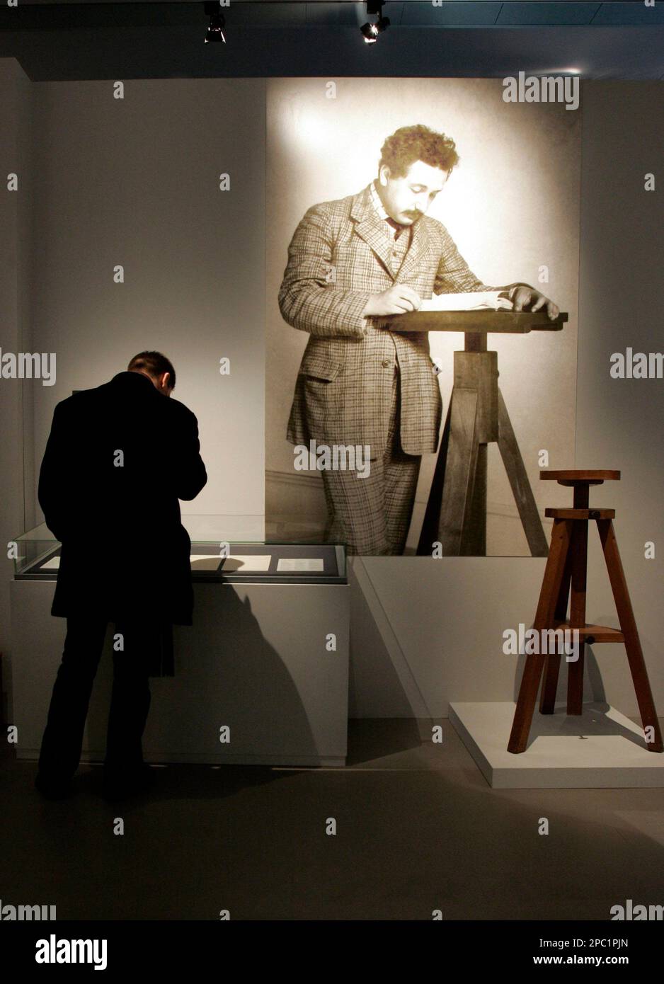 Ein Museumsbesucher betrachtet Schriften von Albert Einstein im ...