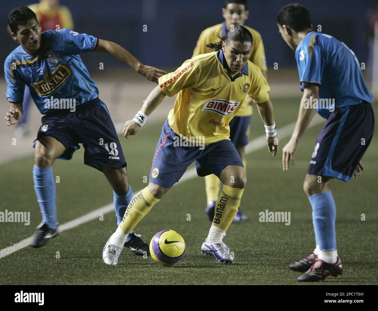 Salvador Cabanas of Mexico's America, center, fights for the the ball ...
