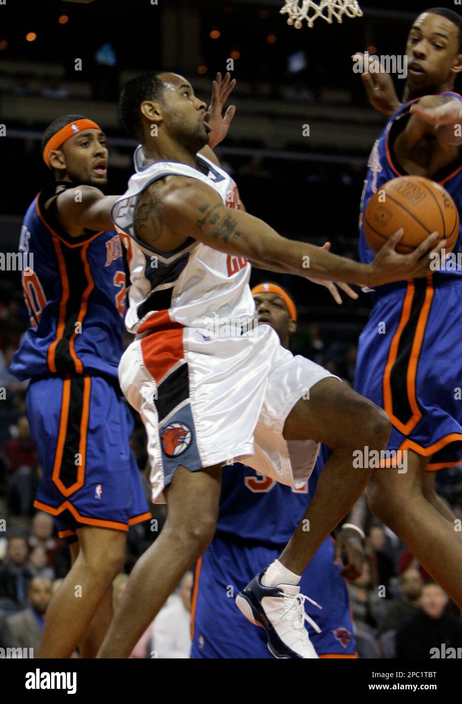 Charlotte Bobcats' Derek Anderson, center, drives past New York Knicks ...