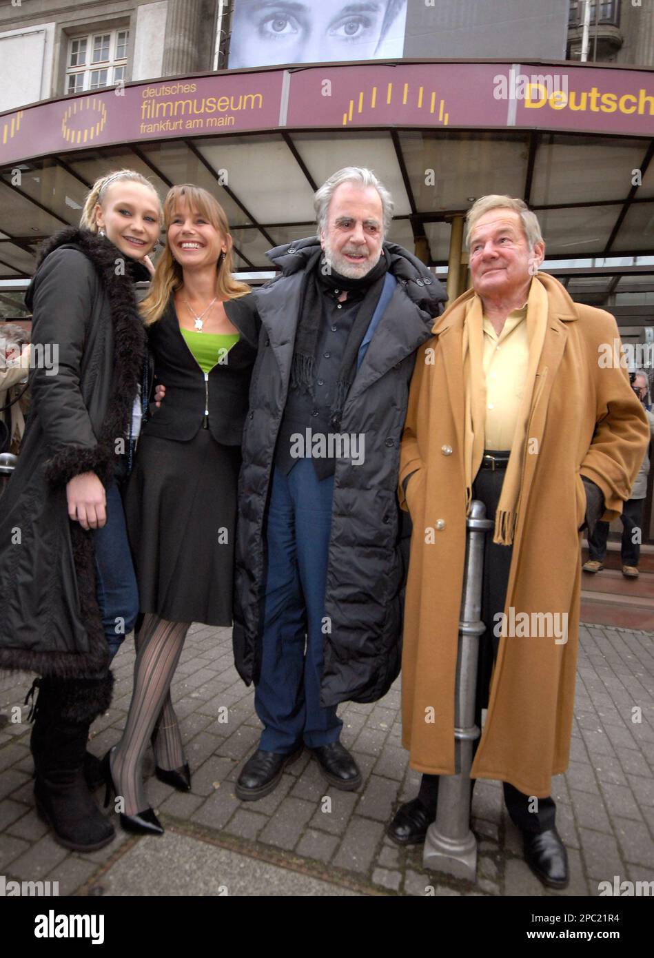 Schauspielerin Marie Theres Kroetz-Relin, Zweite von links, mit ihrer ...