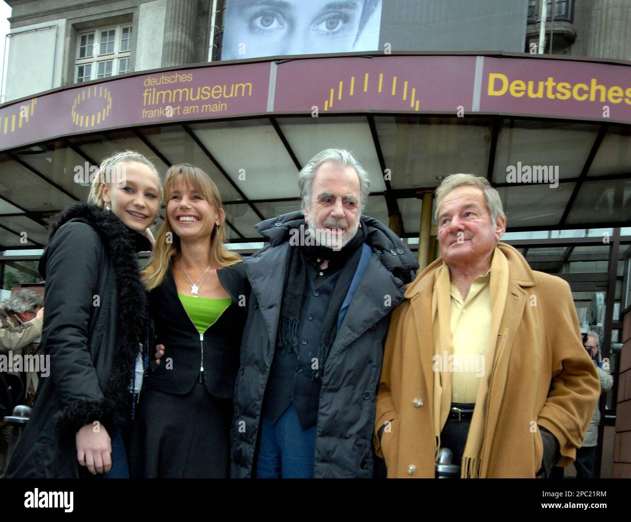 Schauspielerin Marie Theres Kroetz-Relin, Zweite von links, mit ihrer ...