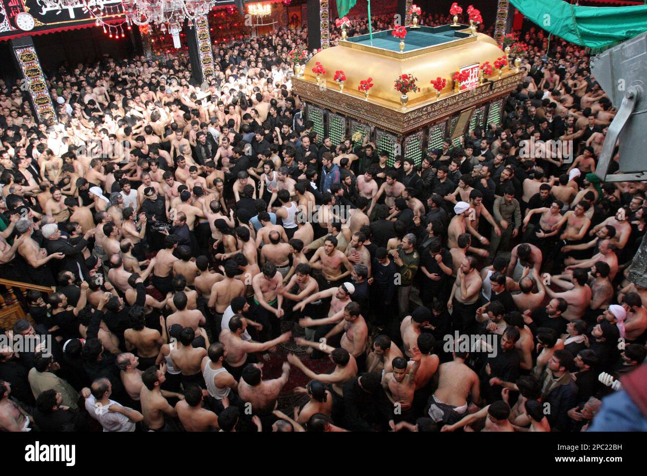 Iranian and Iraqi Shiite Muslims beat themselves during religious ...