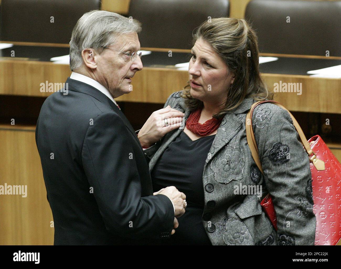 Der OeVP-Abgeordnete Wolfgang Schuessel, links, spricht mit ...