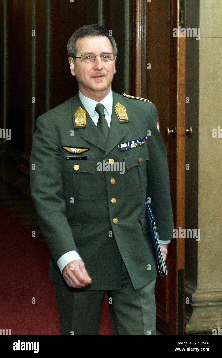 Der ehemalige Kommandant der Luftstreitkraefte Generalmajor Erich Wolf ...